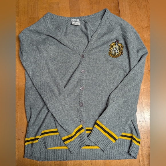 Warner Bros. | Sweaters | 2xl Box Lunch Harry Potter Hufflepuff Gray ...